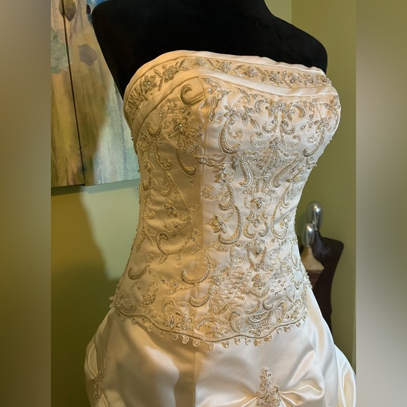 DaVinci | Dresses | Princess Wedding Gown With A Sleeveless Bodice ...